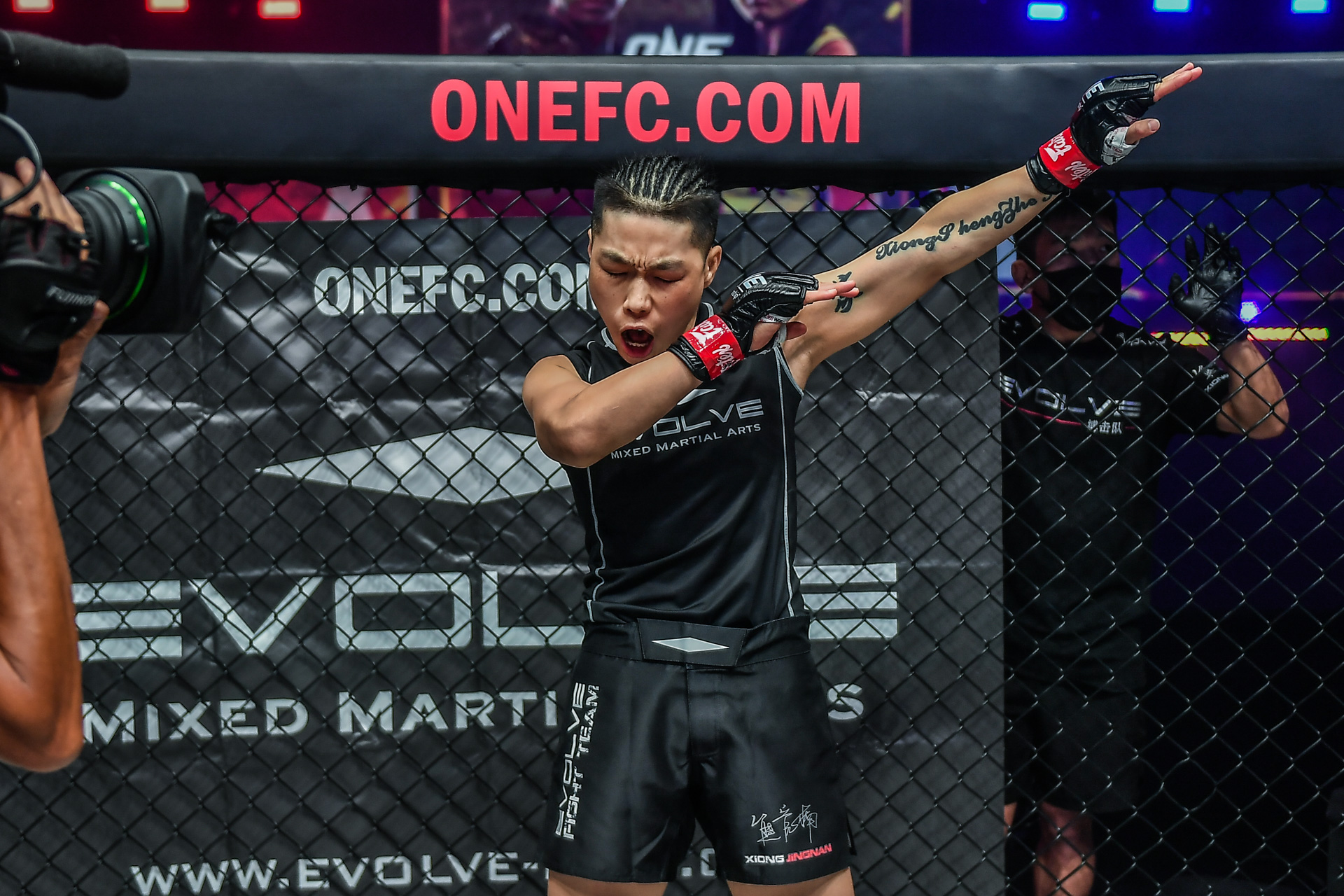 Xiong Outlasts Miura For Record 6th World Title Defense