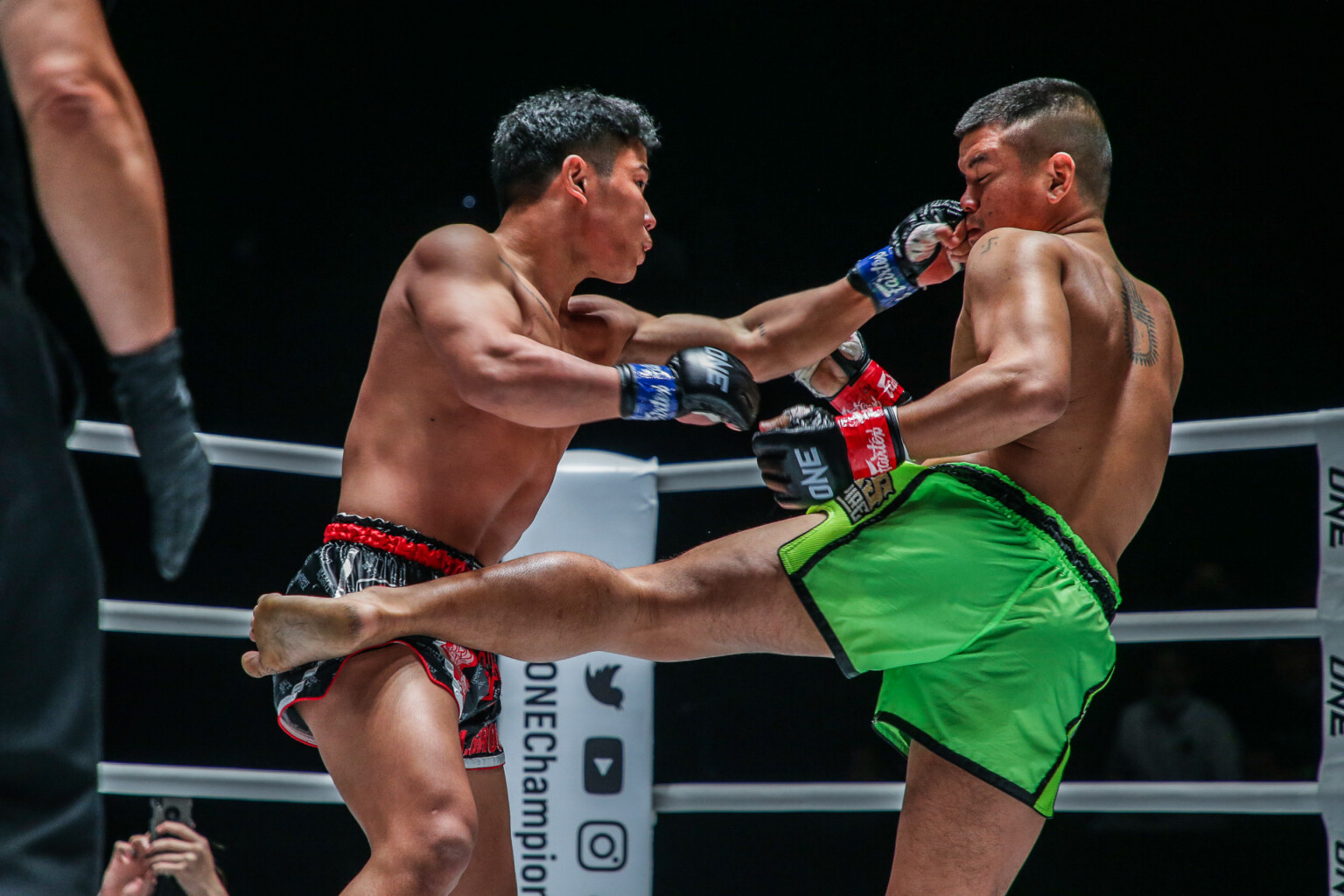 Prajanchai PK.Saenchai Dominant In Return, Sagaengarm Jitmuangnon ...