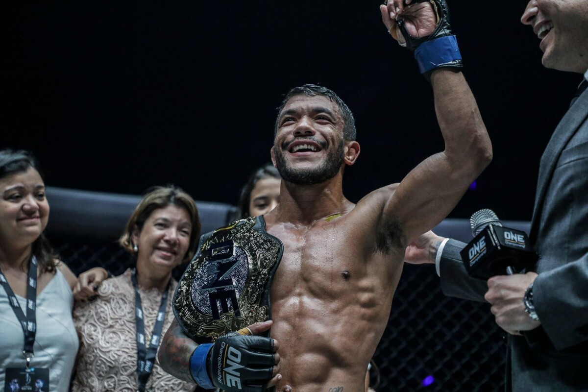 Alex Silva Rebut Gelar Juara Dunia ONE Strawweight Setelah Lima Ronde Keras