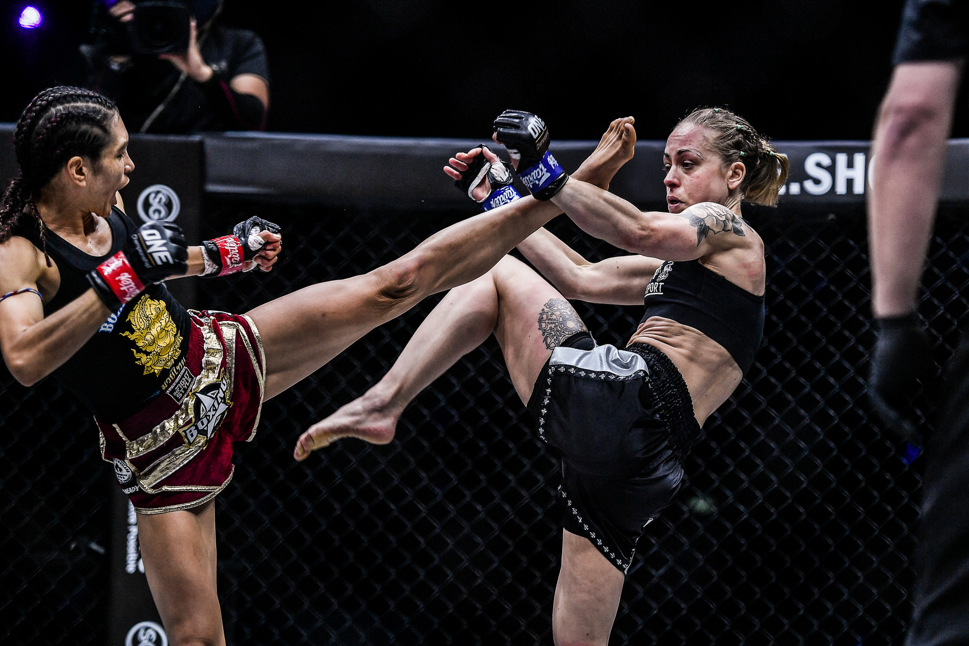 Tendangan Keras Janet Todd Hentikan Laju Hogstad