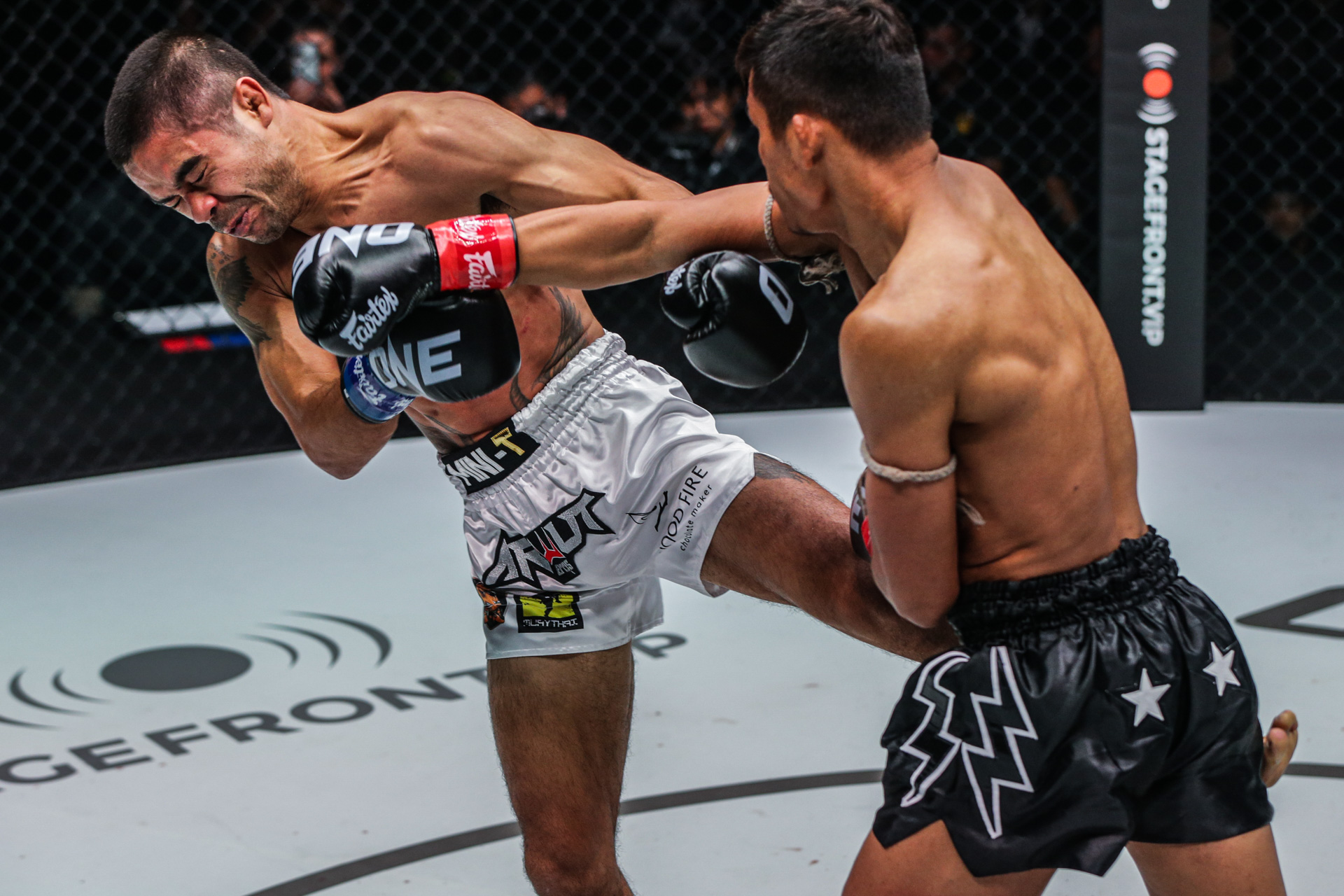 Superlek Kiatmoo9 Hentikan Danial Williams, Pertahankan Sabuk Flyweight ...