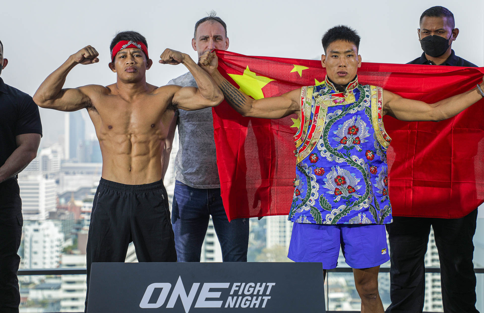 ผลชั่งน้ำหนักและวัดระดับน้ำในร่างกาย ศึก ONE FIGHT NIGHT 7: จอห์น vs ...