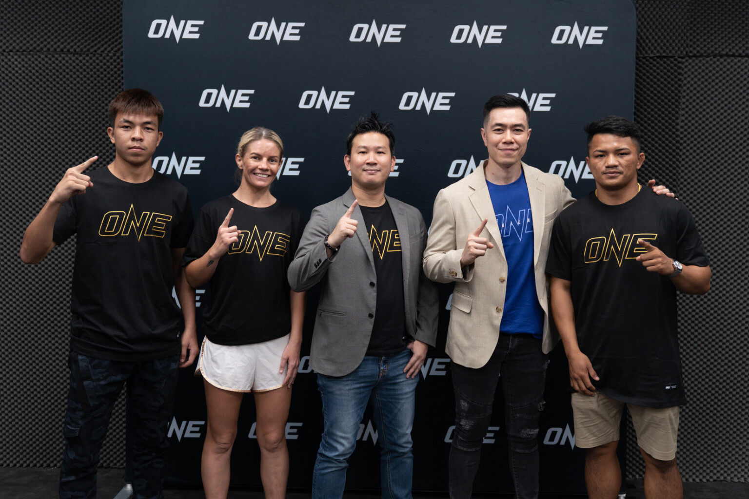 ฝันเป็นจริง 3 นักมวยดาวรุ่งจรดปากกาเดินหน้าสู่เวที ONE ด้วยมูลค่าสัญญา ...