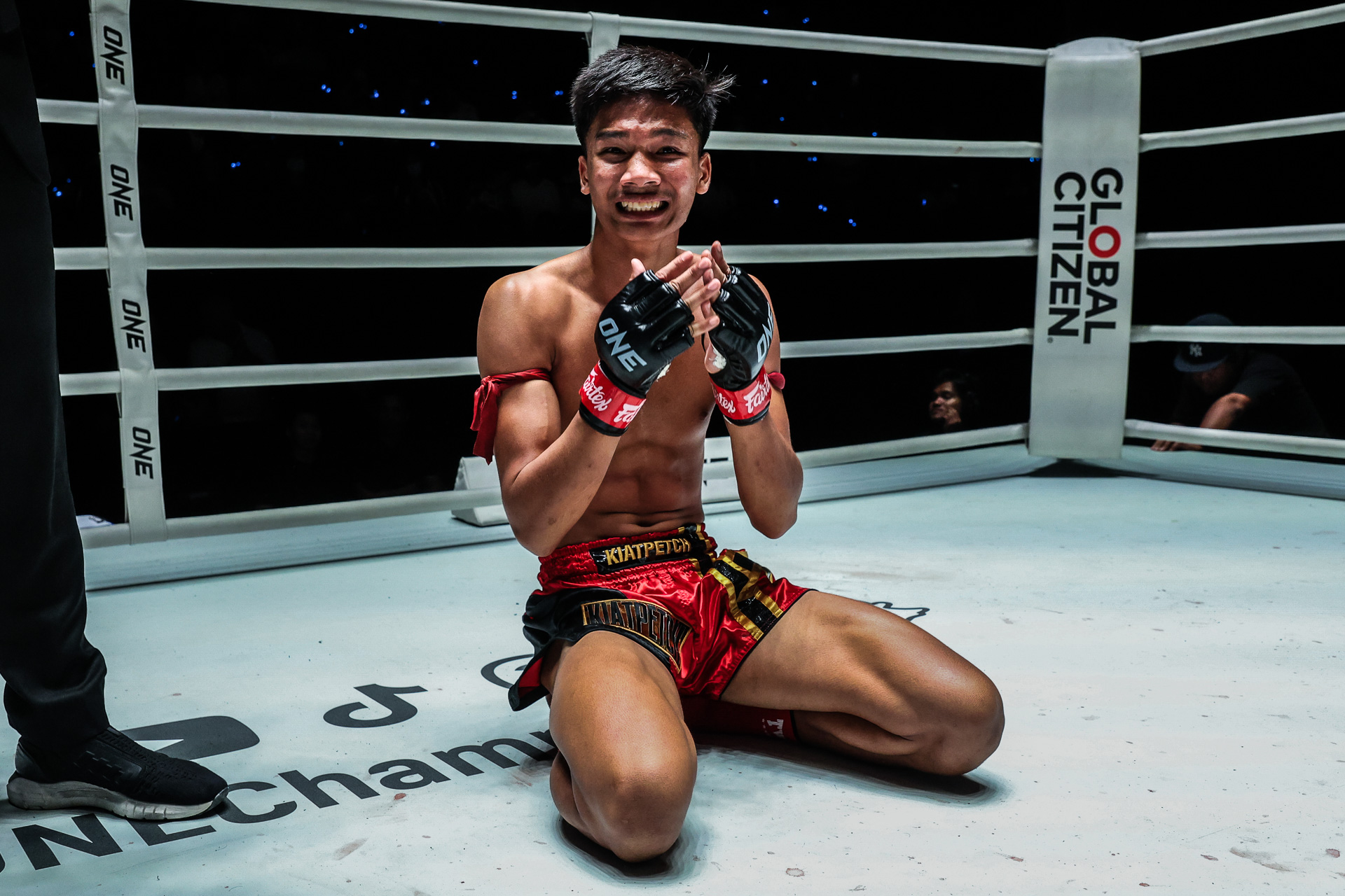 ONE ลุมพินีสู่เวทีโลก! เผยโฉมหน้า 6 นักกีฬาผู้คว้าฝันได้เซ็นสัญญา ONE - ONE Championship – บ้าน ...