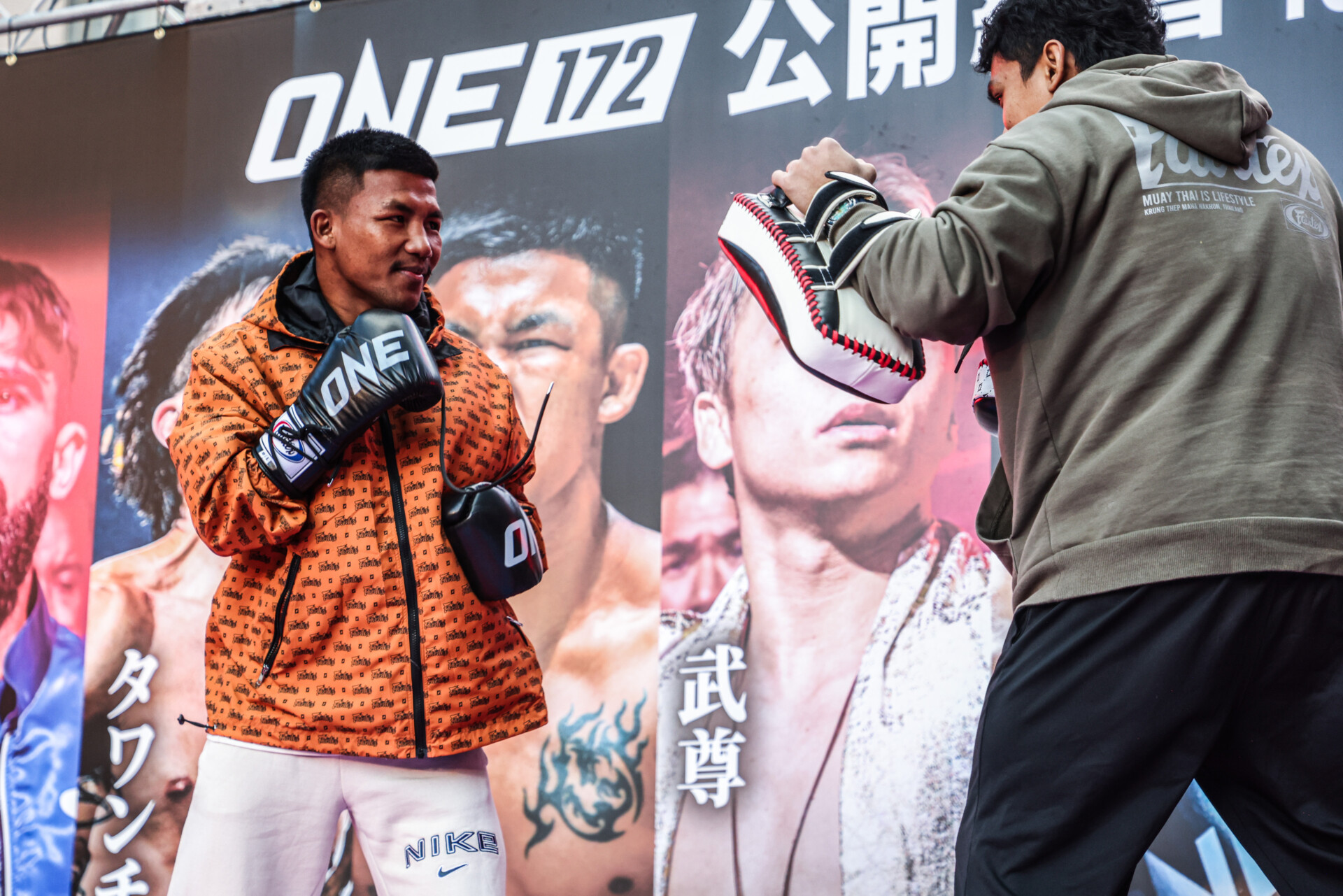 “รถถัง-ทาเครุ” นำทีม 7 นักสู้ซ้อมโชว์ฟิตต่อหน้าแฟนมวยญี่ปุ่น ก่อนลุยศึก ...